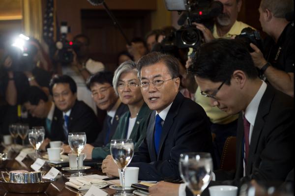 Trump, Moon summit faces 'no good options' on North Korea - The DEFCON ...